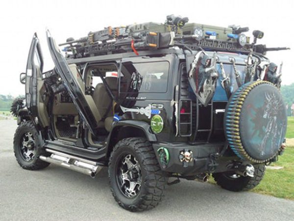 Veja uma caminhonete Hummer H2 equipada com metralhadoras, escudos e ...