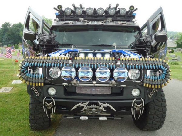 Veja uma caminhonete Hummer H2 equipada com metralhadoras, escudos e ...