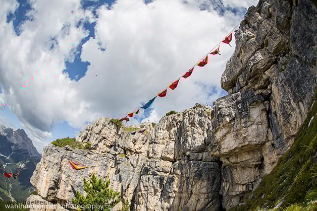 Completamente malucos: eles se equilibram na corda bamba há 100 metros ...