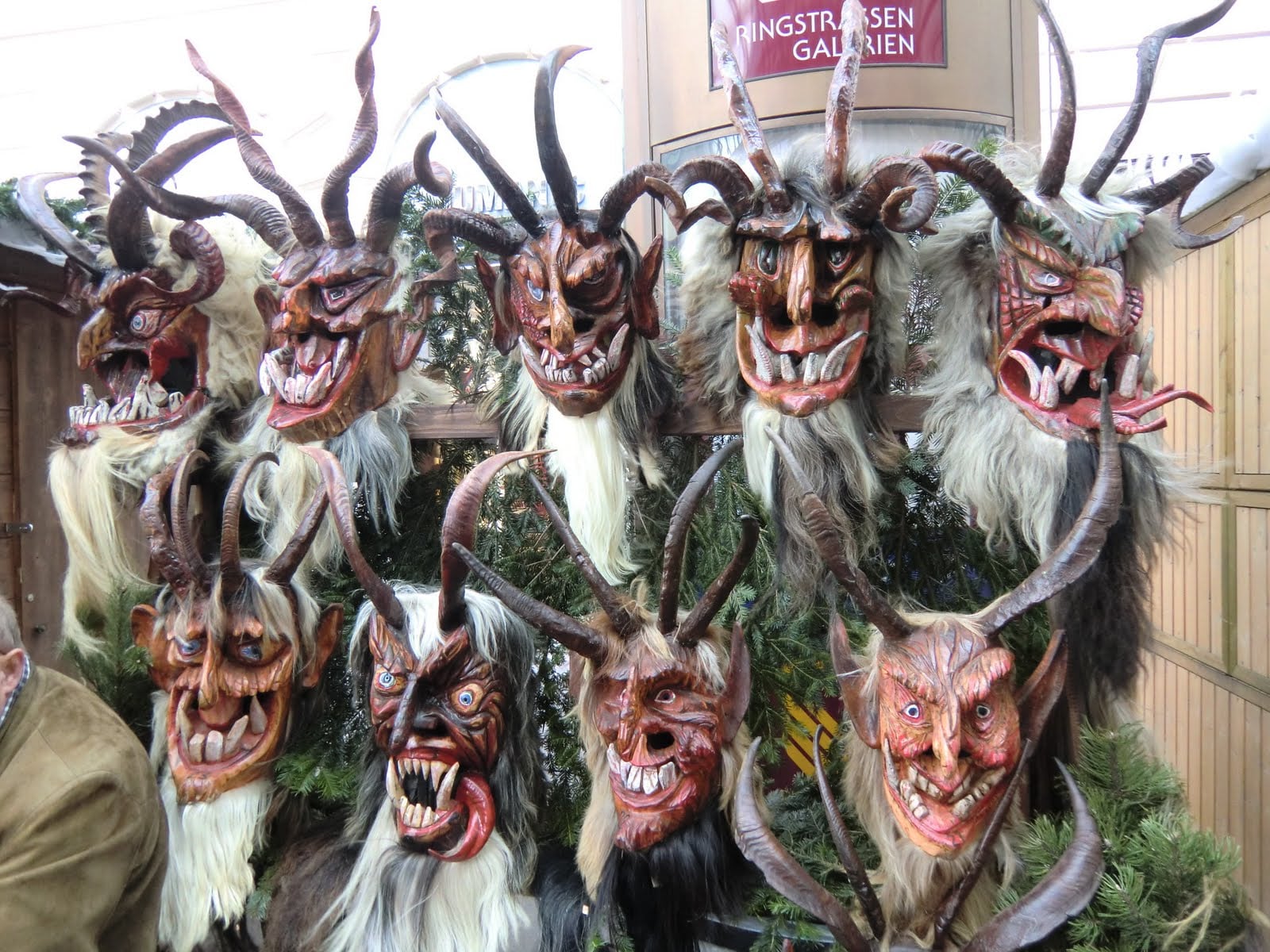 Conheça 9 criaturas bizarras que aterrorizam o Natal pelo mundo – Fatos ...