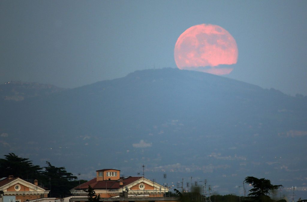 Um fenômeno conhecido como Lua Rosa irá acontecer essa noite e você não ...