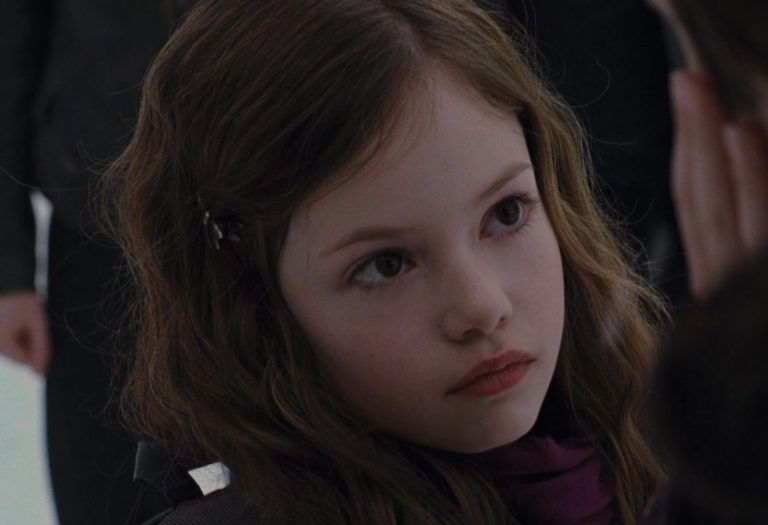 Como está a atriz que interpretou Renesmee, 5 anos depois do fim da ...