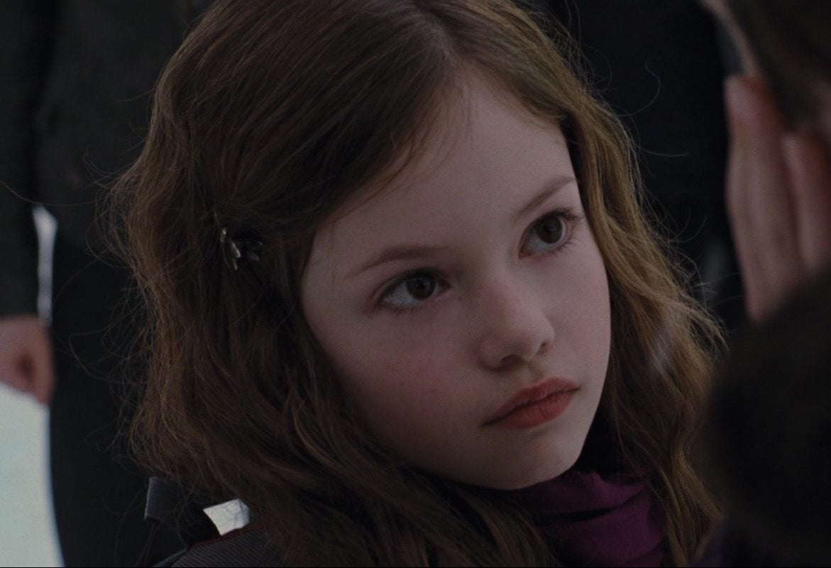 Como está a atriz que interpretou Renesmee, 5 anos depois do fim da ...