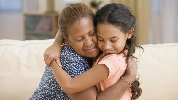 Por que apertamos as mãos, damos um abraço ou beijinho para ...
