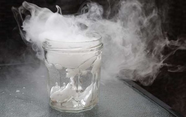 O que acontece quando jogam gelo seco em uma piscina? • DOL