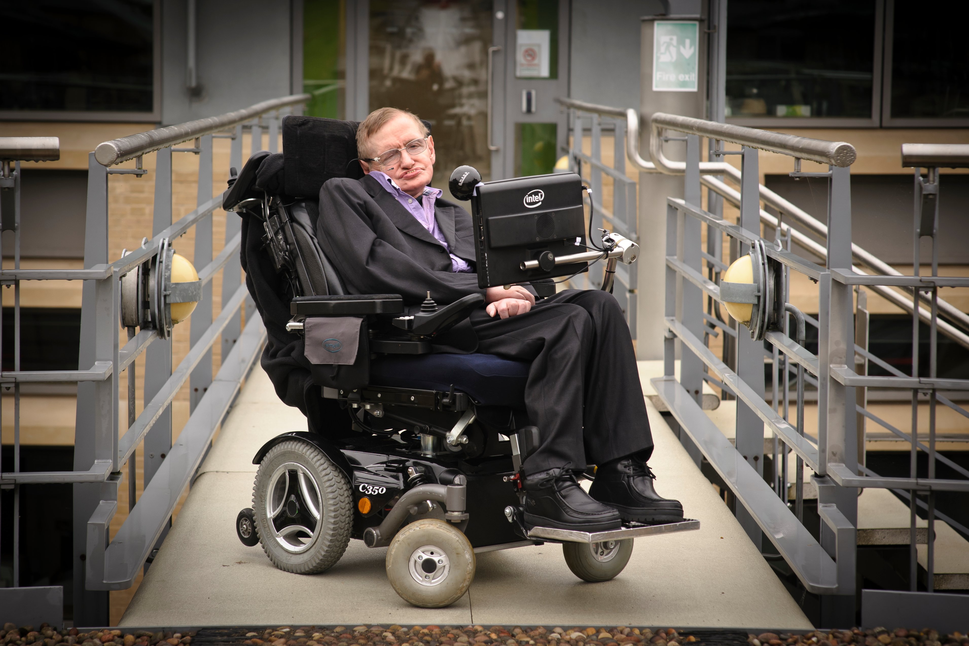 O que Stephen Hawking diz sobre o futuro da inteligência artificial ...
