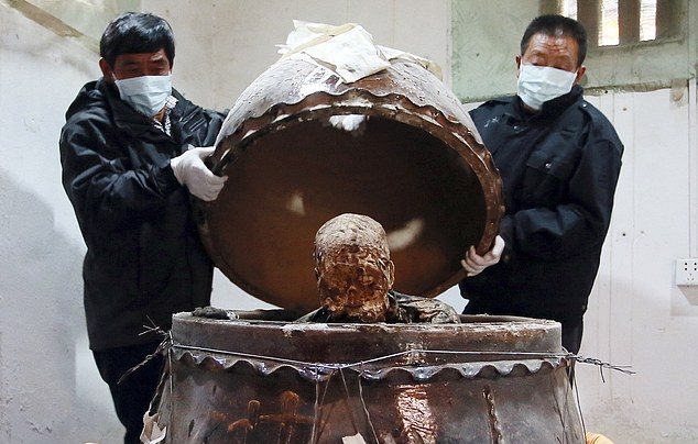 Entenda porque esse monge foi coberto de ouro na China – Fatos ...