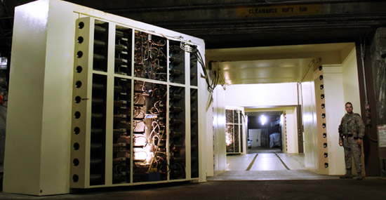 Dentro dessa montanha existe um bunker que pode salvar a humanidade ...