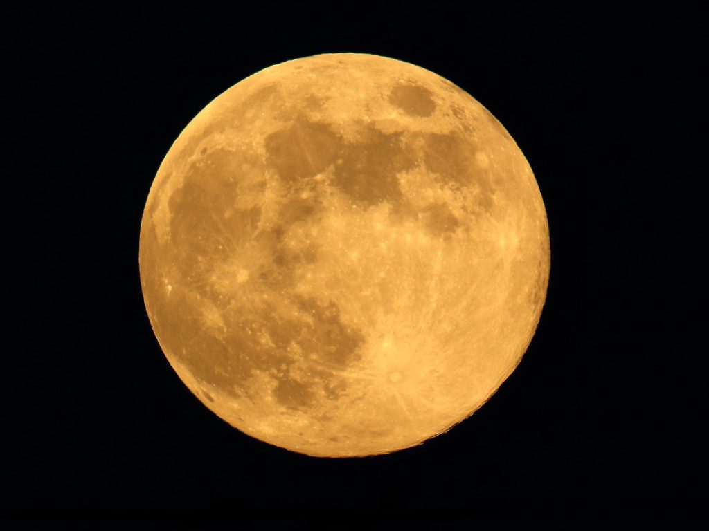 Saiba tudo sobre as diferentes cores que a lua pode ter – Fatos ...