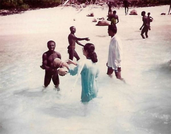 Imagens Liberadas Mostram Visita Bem Diferente De Mulher à Ilha