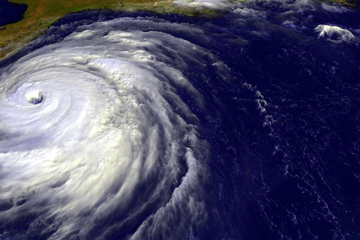 Vídeo incrível mostra como é estar dentro de um furacão – Fatos ...