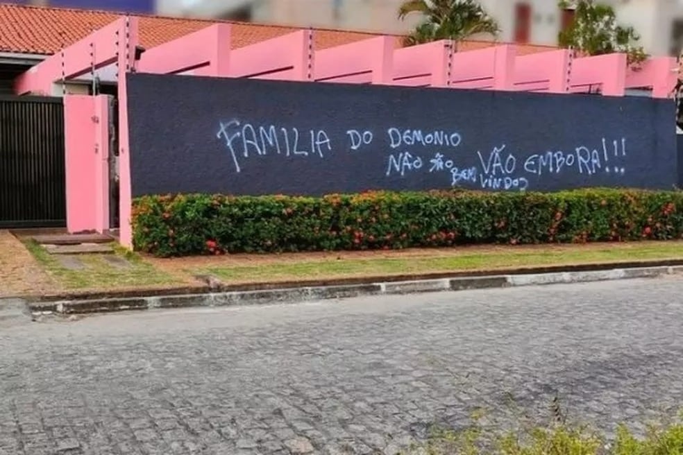 Arthur O Urso, modelo casado com oito mulheres, tem a casa pichada com ... Arthur O Urso, modelo casado com oito mulheres, tem a casa pichada com ...