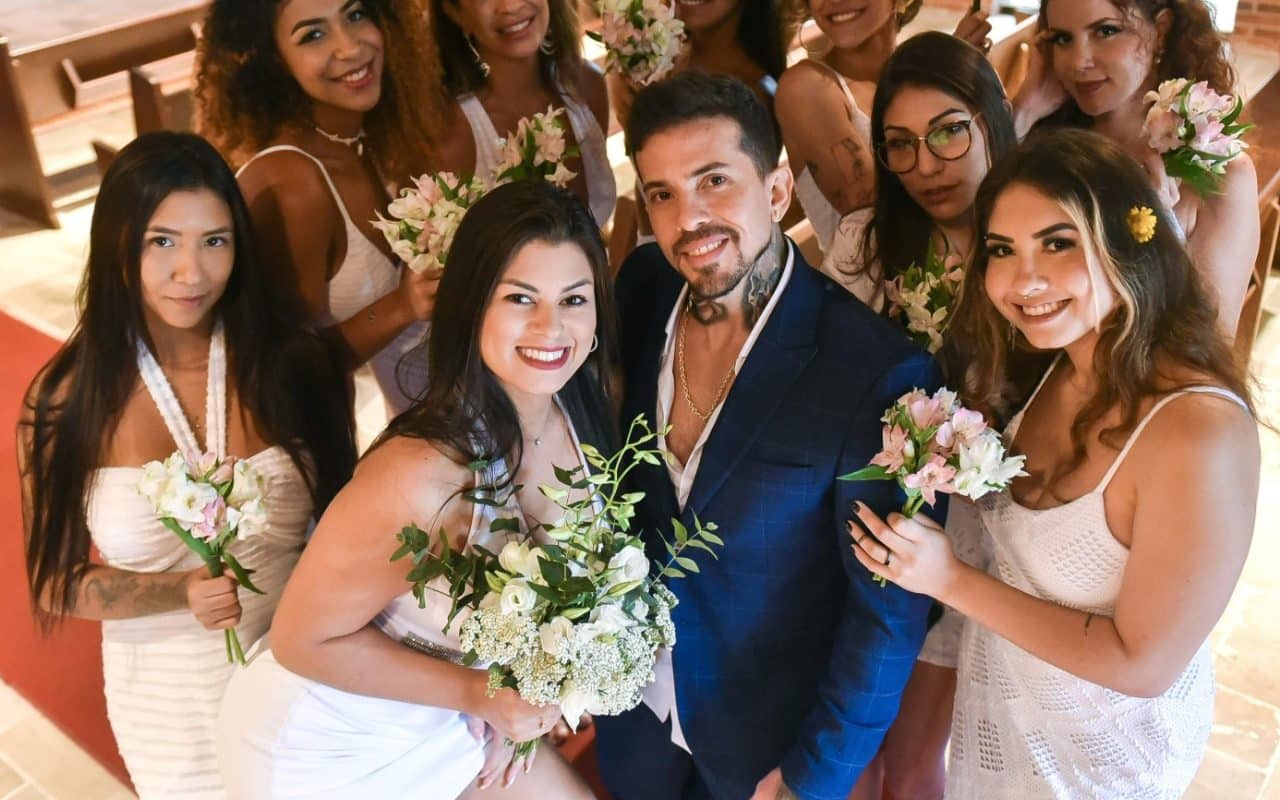 Arthur O Urso, modelo casado com oito mulheres, tem a casa pichada com ... Arthur O Urso, modelo casado com oito mulheres, tem a casa pichada com ...