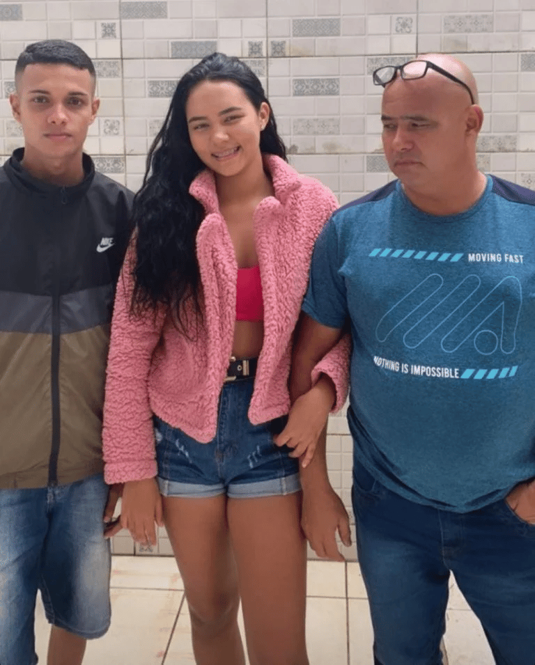 Rapaz Visita Sogro Pela Primeira Vez E Fica Preso No Banheiro Fatos