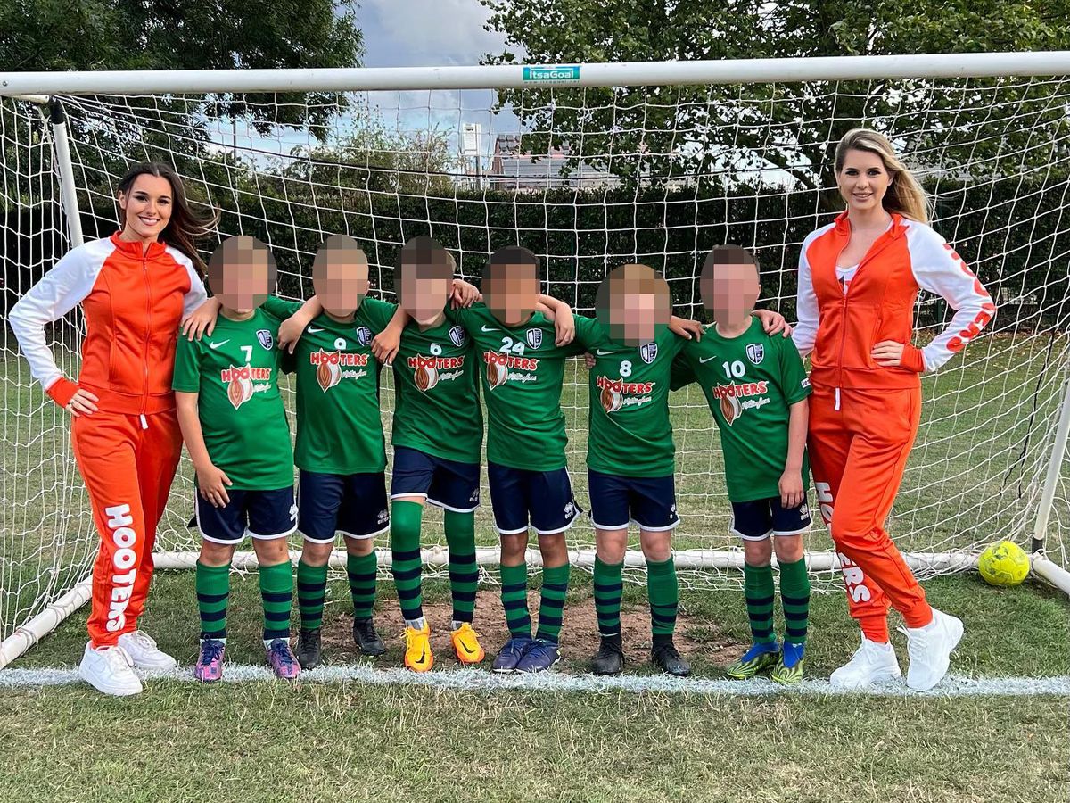 Redes se revoltam com patrocínio de garçonetes sexies a time infantil