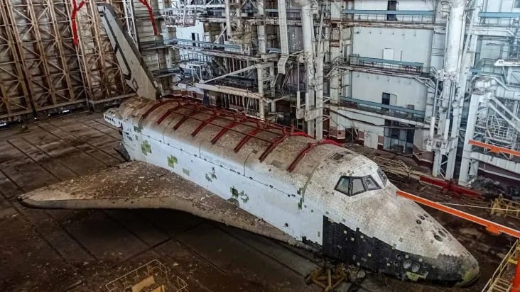 Um ônibus espacial abandonado foi encontrado no meio do deserto – Fatos Desconhecidos