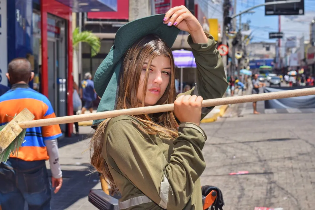 Quem é a "gari gata" que viralizou nas redes sociais?