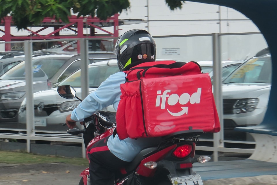 Entregador deve ou não entrar no apartamento? iFood esclarece