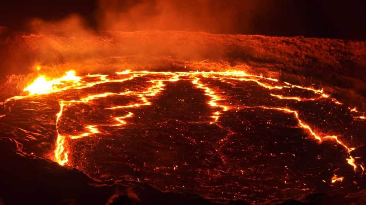 Erupção do maior vulcão ativo do mundo vira “show de lava”