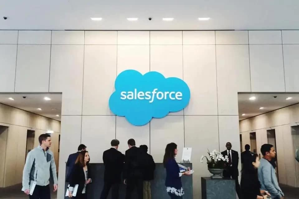 Salesforce irá demitir 10% de seus funcionários e fechará alguns ...