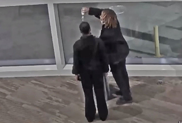 Vídeo flagra funcionários de voo jogando pertences fora