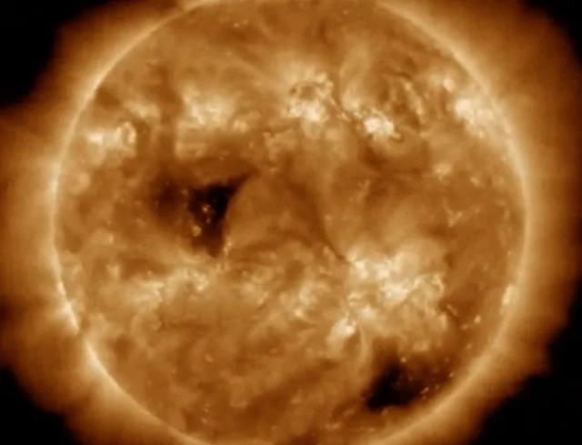 Entenda o que é o buraco coronal no Sol, 20x maior que a Terra