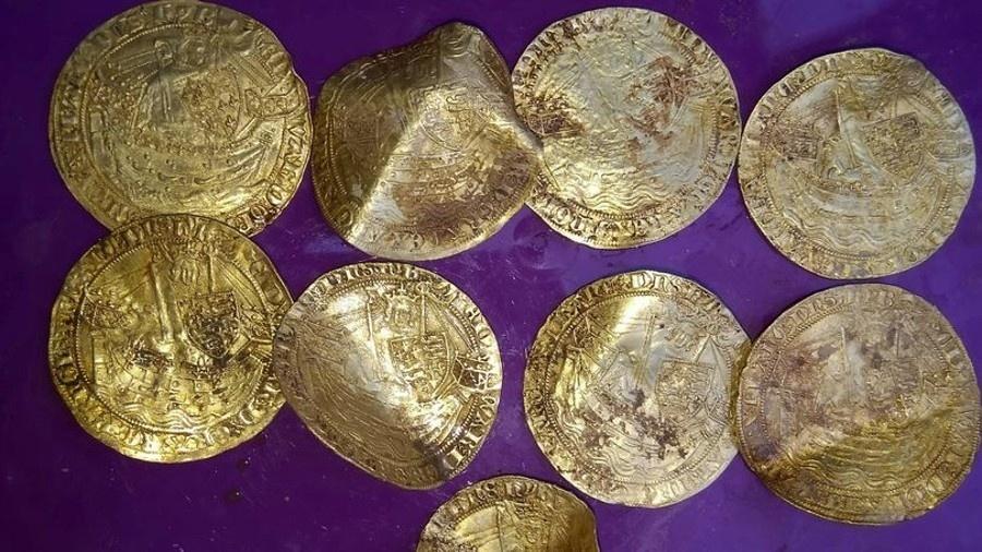 Tesouro medieval de R$ 930 mil é desenterrado por grupo de amigos