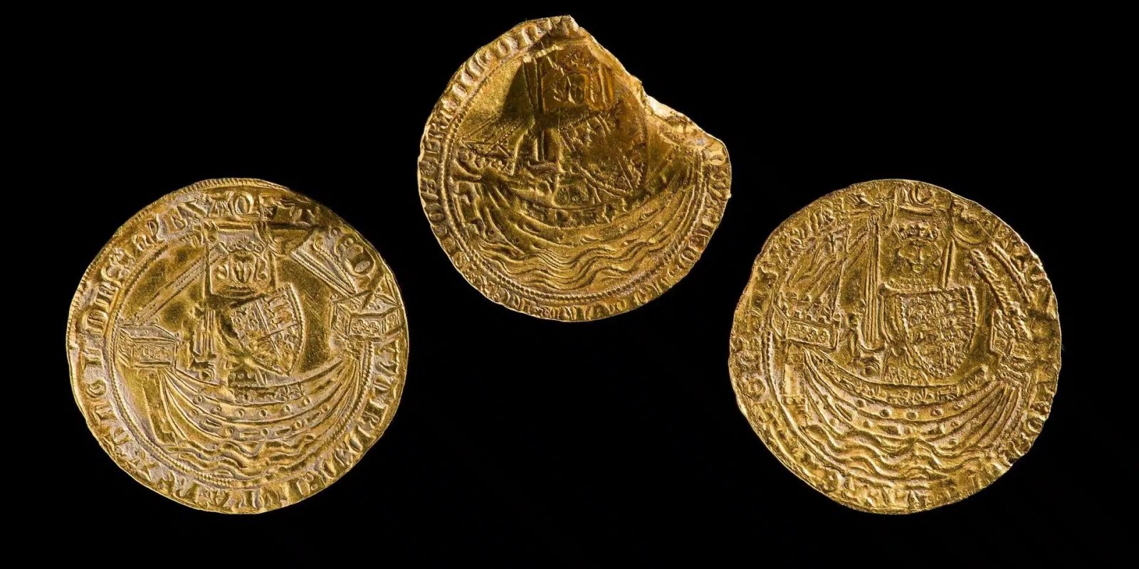 Tesouro medieval de R$ 930 mil é desenterrado por grupo de amigos