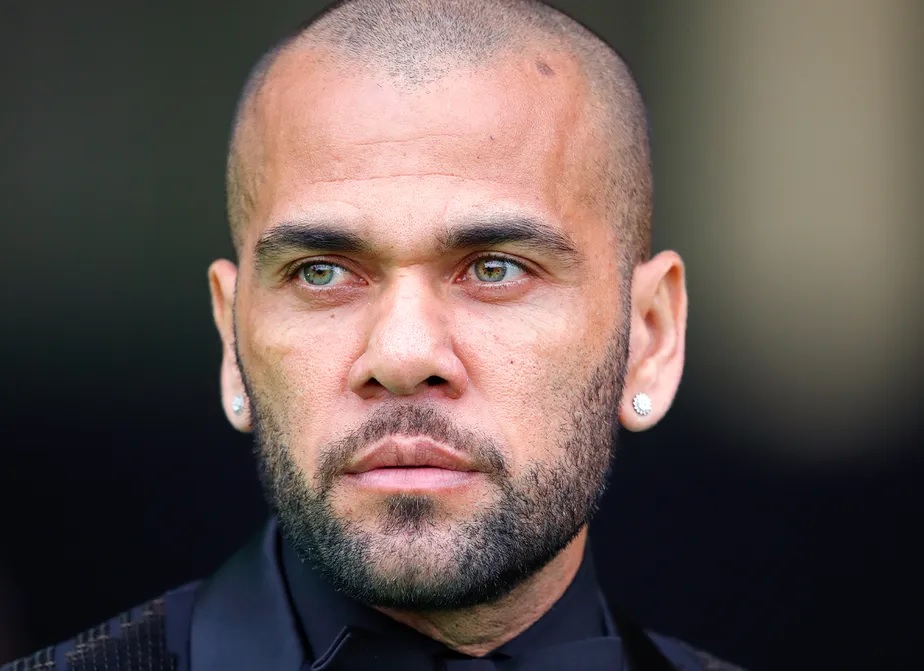 Daniel Alves tem novo recurso negado e segue preso na Espanha