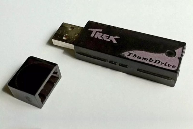Veja a memória do primeiro pendrive da história