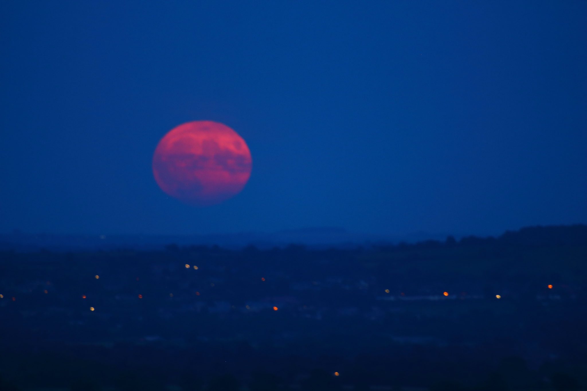 Confira imagens da superlua azul do dia 30