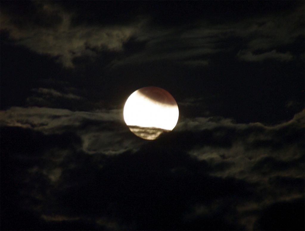 Como assistir ao eclipse parcial da lua, neste sábado, pela internet