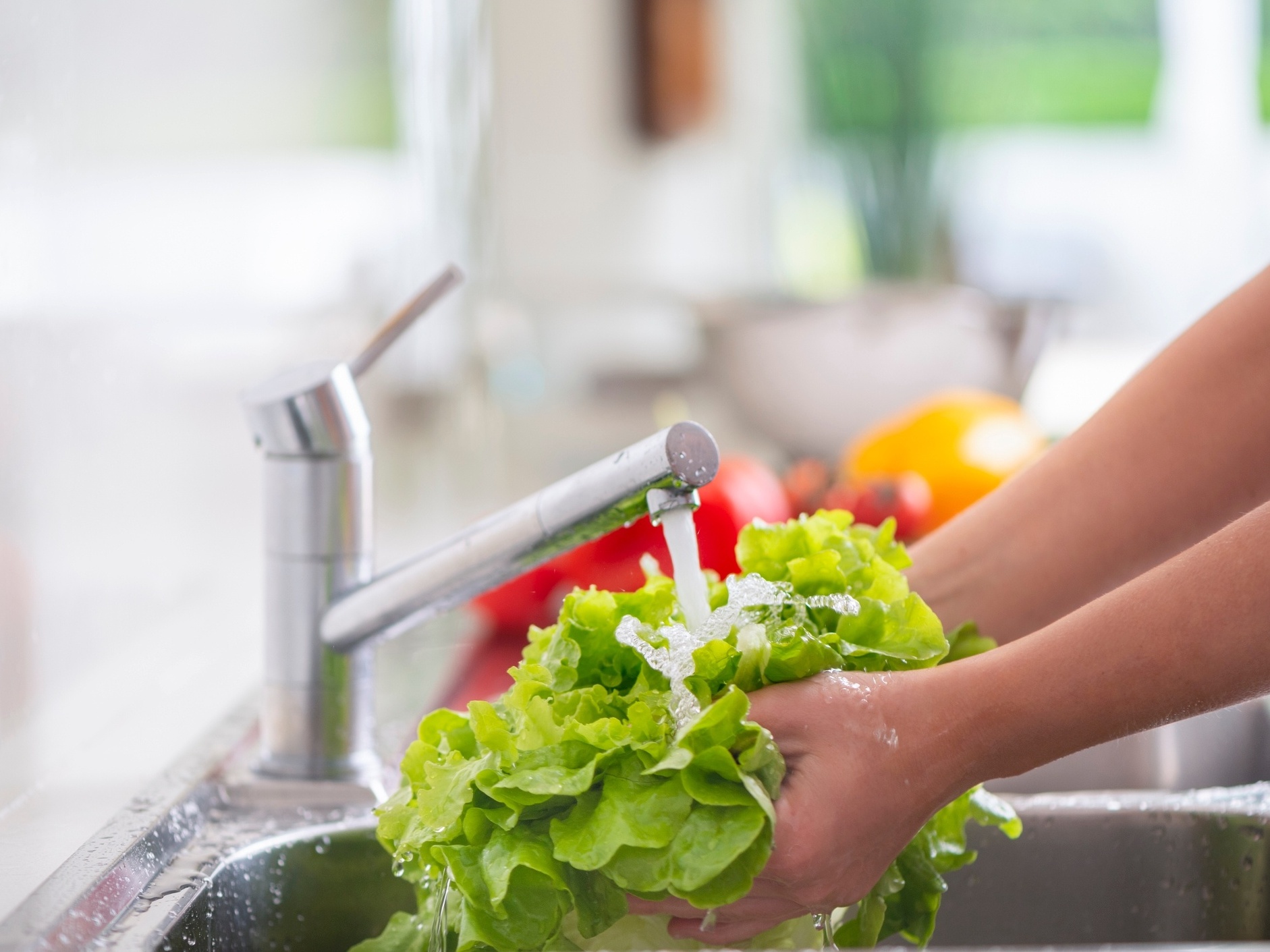 Não adianta usar vinagre e limão. Descubra o jeito certo de lavar vegetais