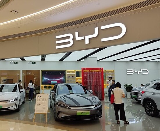 Há algo de errado com a BYD? Warren Buffett despeja milhões em ações da ...