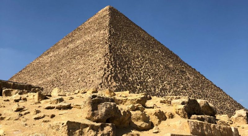 A Grande Pirâmide de Gizé é composta por 2,3 milhões de blocos — cada ...